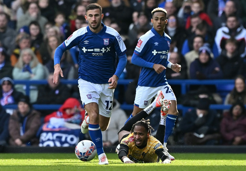 Ipswich eyes Premier League return as Leeds hopes for promotion miracle - Soccer America