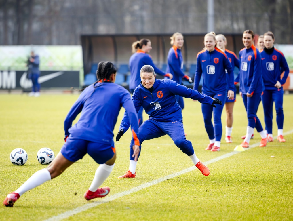 Dutch girls tackle crippling knee injuries - Soccer America